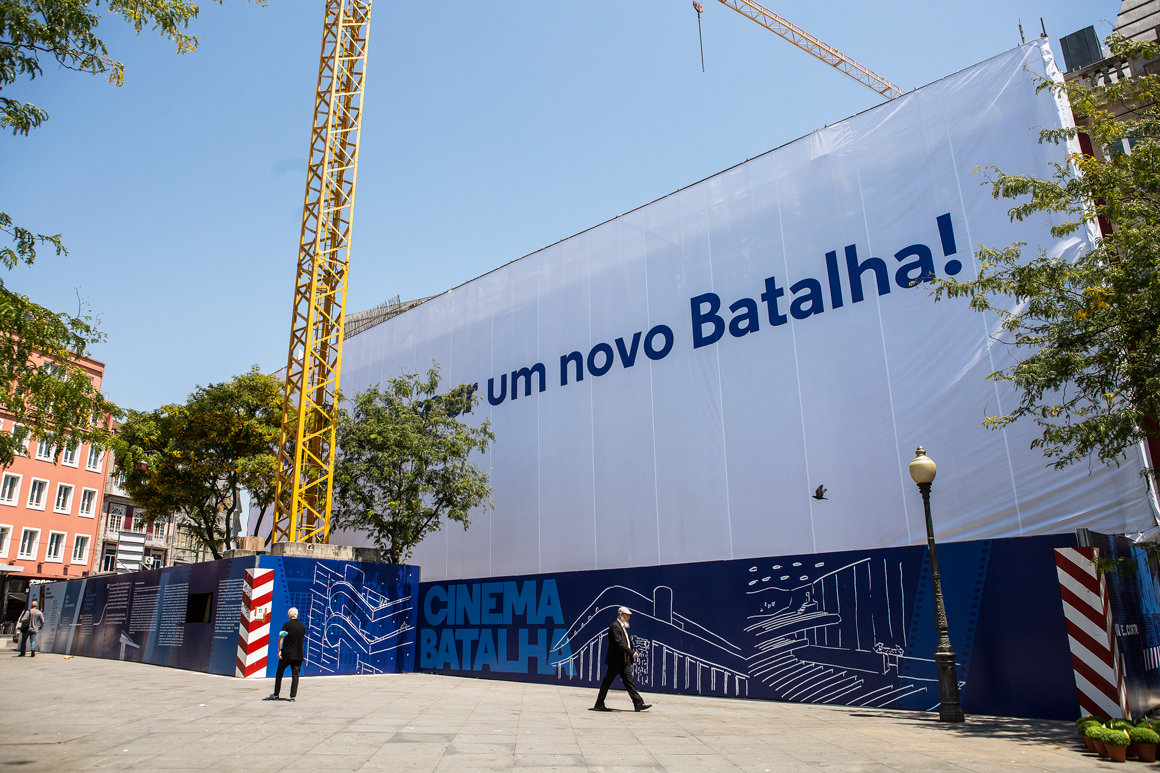 Tela gigante cobre o Cinema Batalha e conta a sua história enquanto a ...